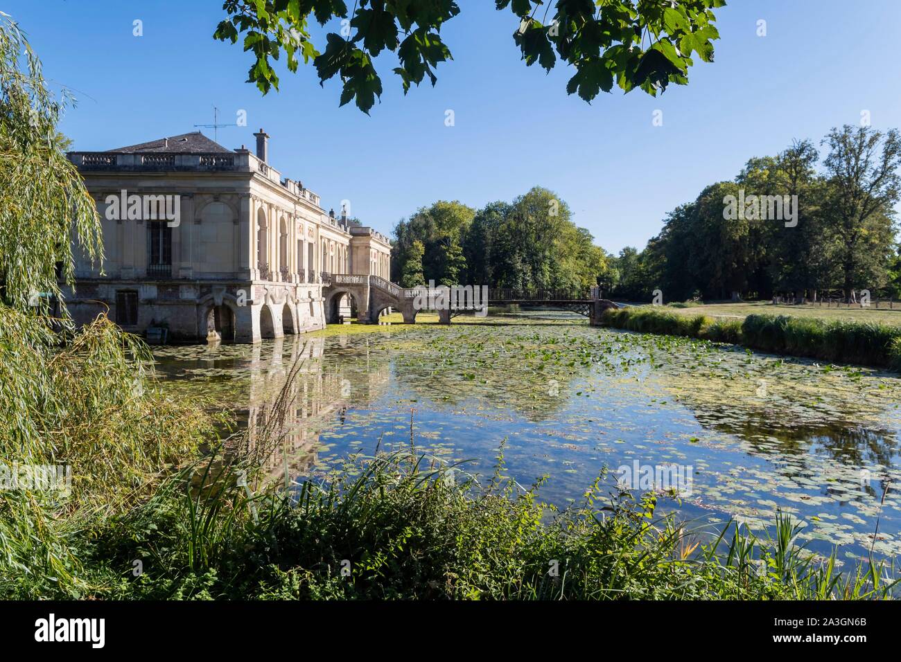 France, Oise, Ricquebourg castle, with its Eiffel style bridge Stock ...