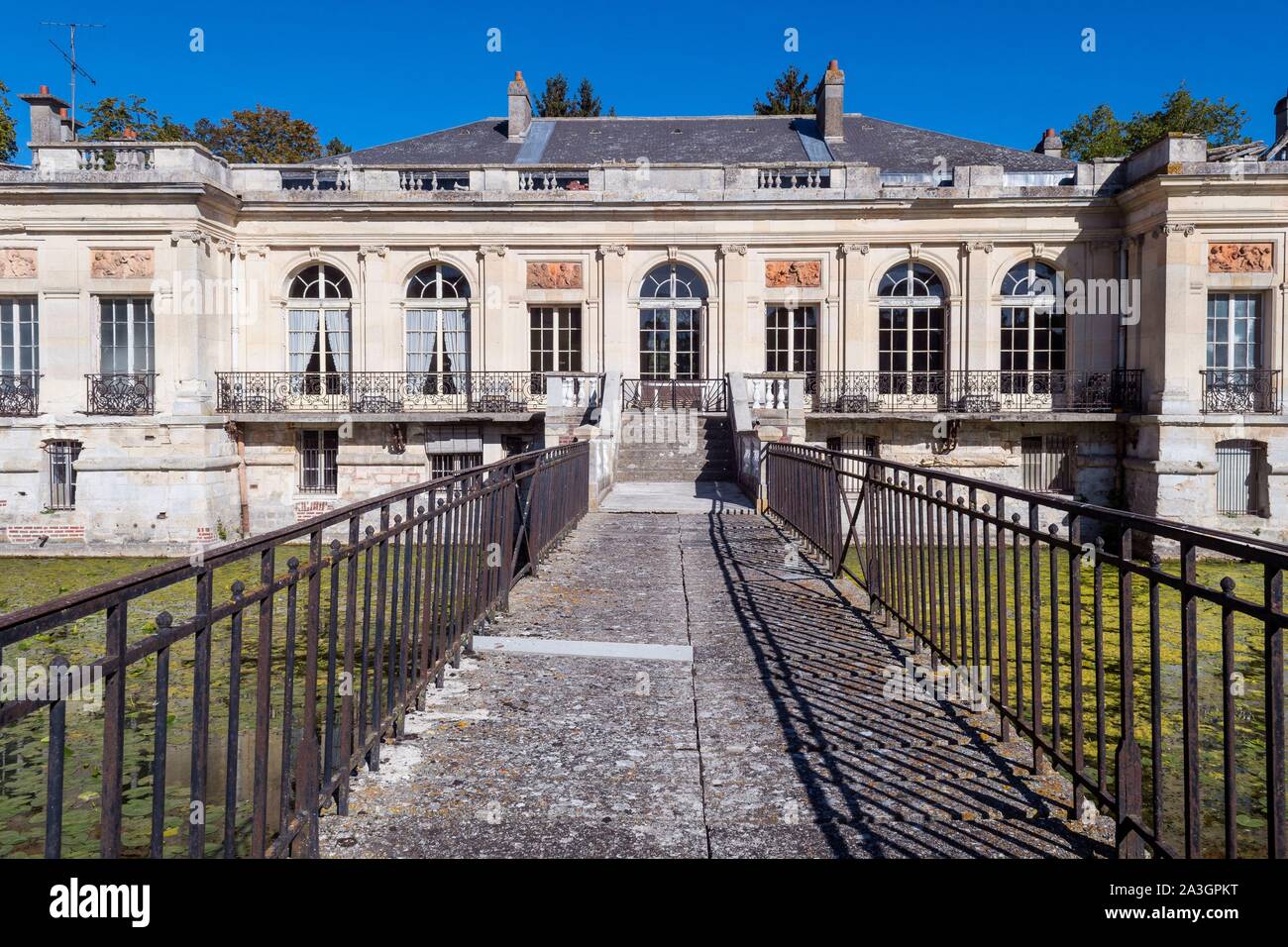 France, Oise, Ricquebourg castle, with its Eiffel style bridge Stock ...