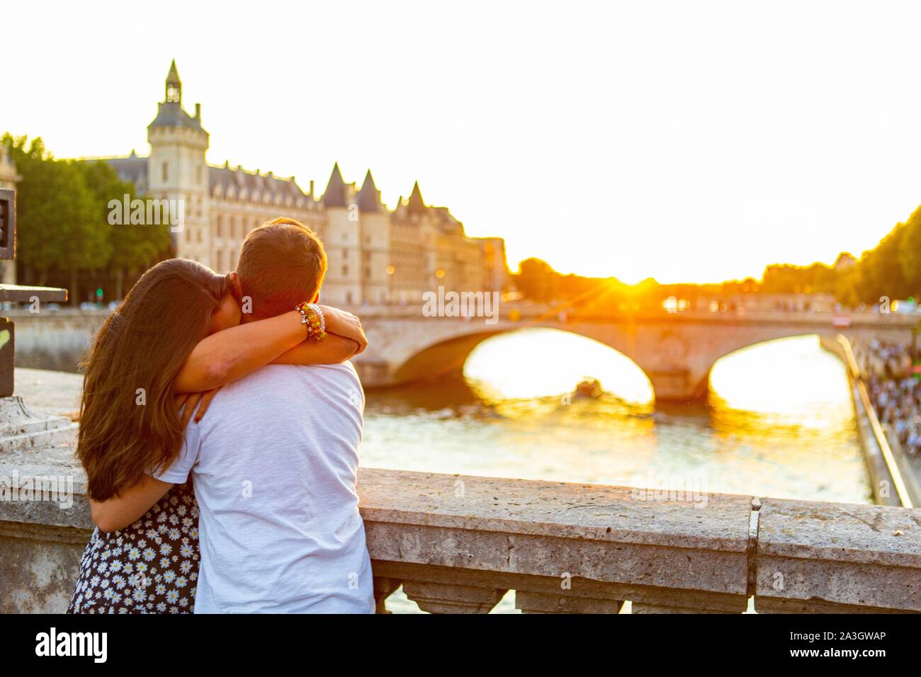 Lovers kissing on bridge hi-res stock photography and images - Alamy