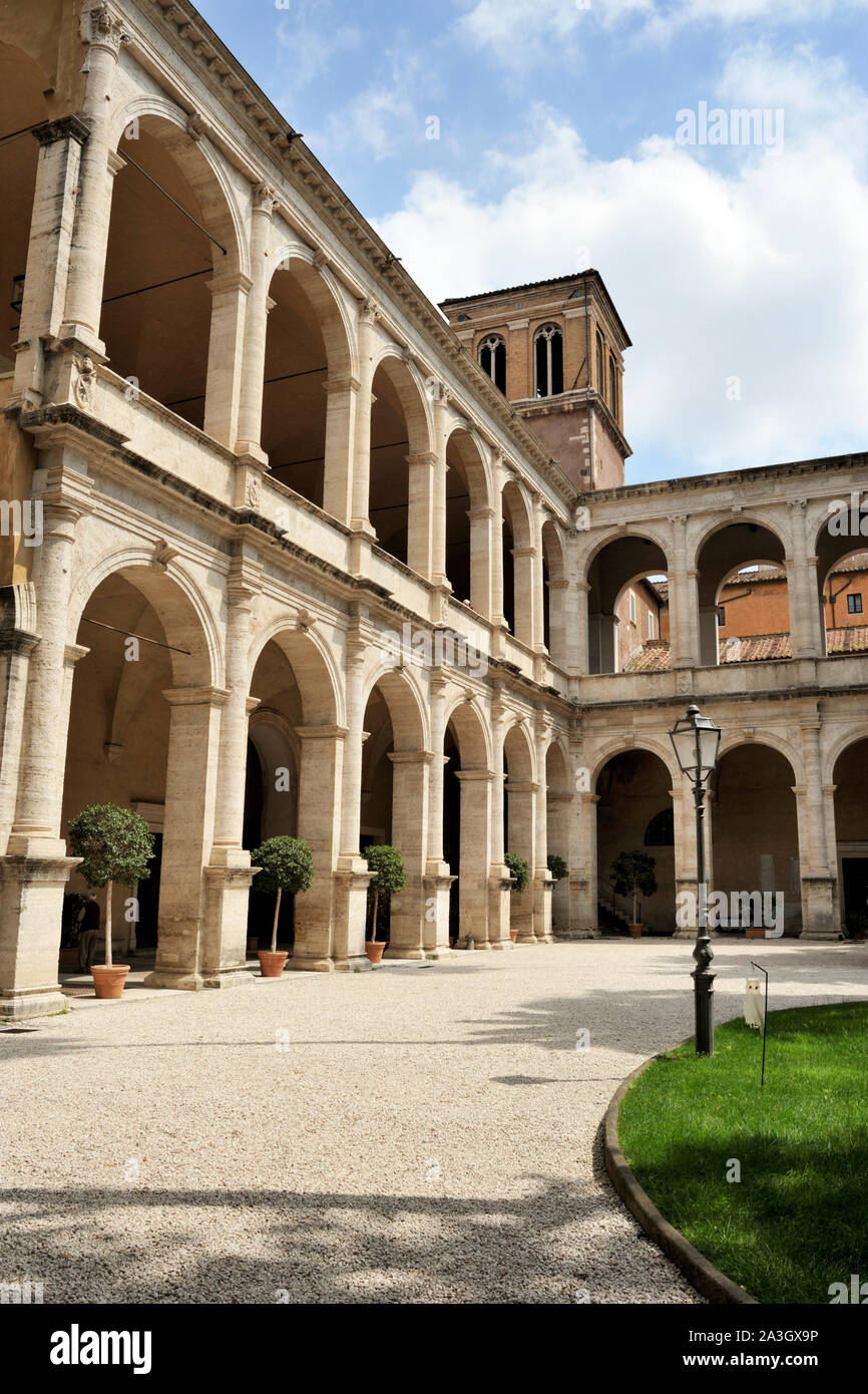 Courtyard portico hi-res stock photography and images - Alamy