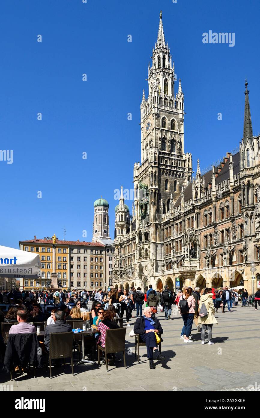 Germany, Bavaria, Munich, Marienplatz, fountain with Marian Column (Mariens?ule), the new City ...