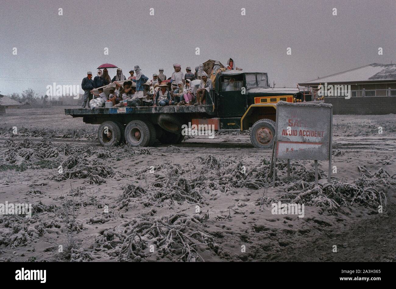 Philippines, Luzon, Pinatubo volcano, Evacuation of the population ...