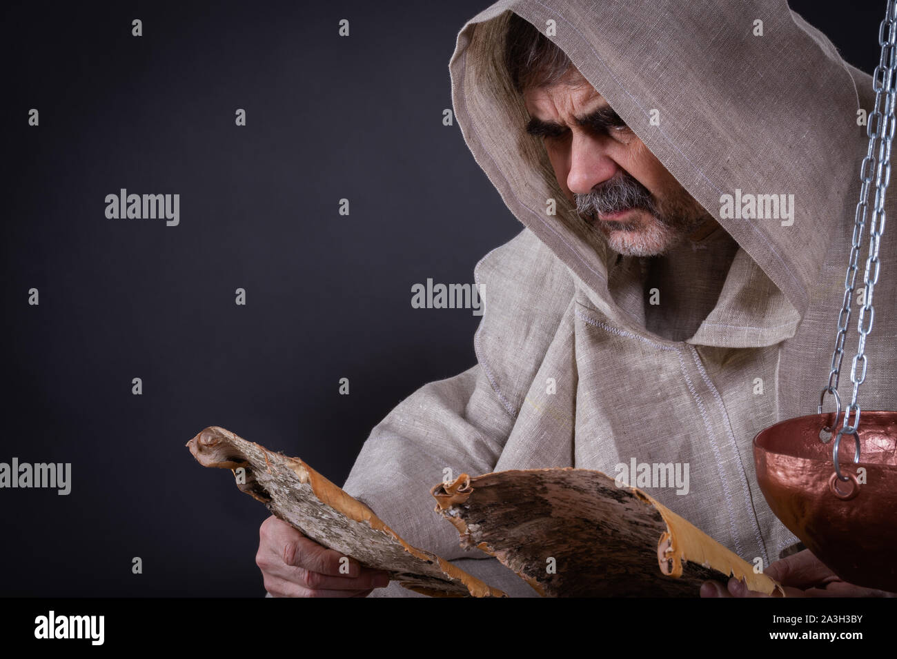 The actor reading a scroll hi-res stock photography and images - Alamy