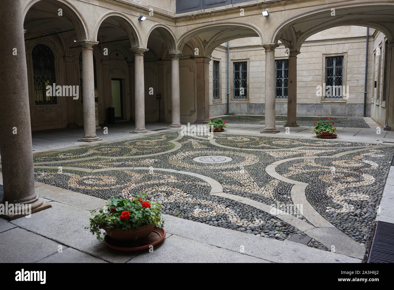 Patio de un edificio hi-res stock photography and images - Alamy