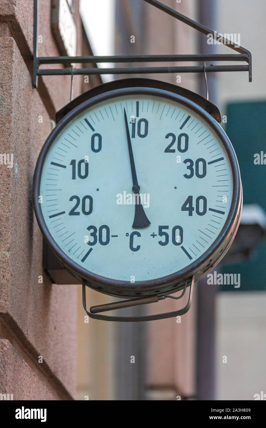 Big Analog Temperature Thermometer at Building Exterior Stock Photo - Alamy