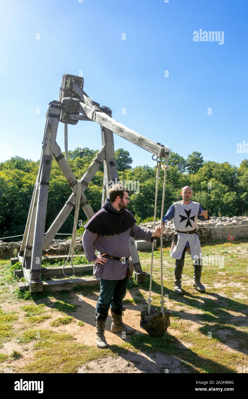 Reenactors demonstrating bricole / mangonel / traction trebuchet ...