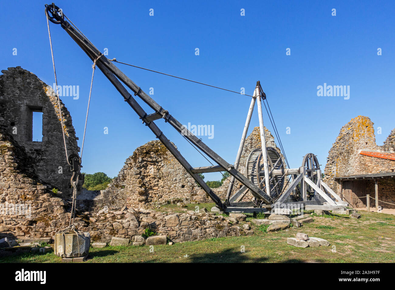Medieval crane hi-res stock photography and images - Alamy