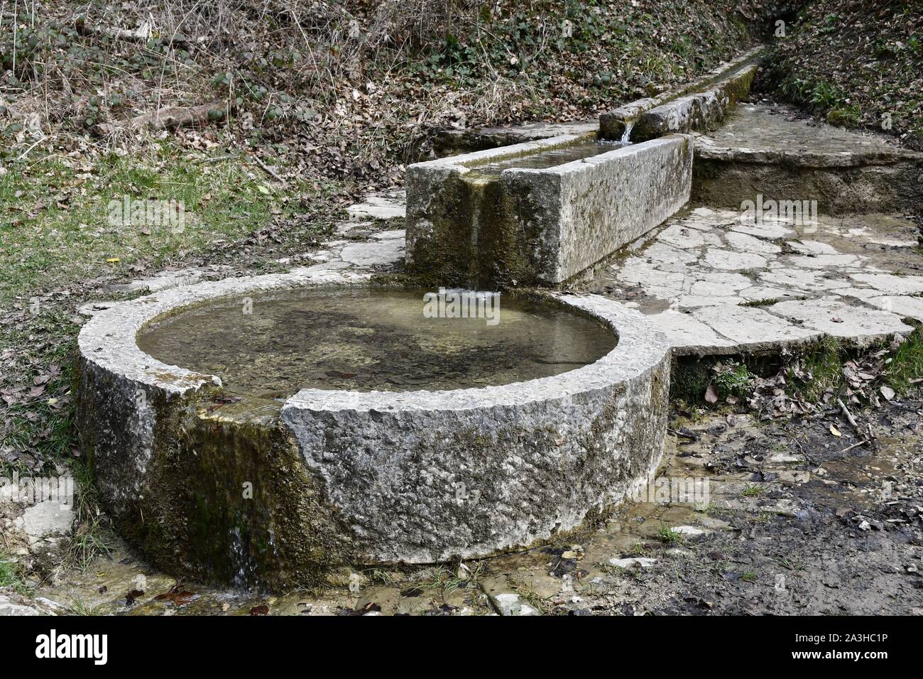 Round water fountain hi-res stock photography and images - Alamy
