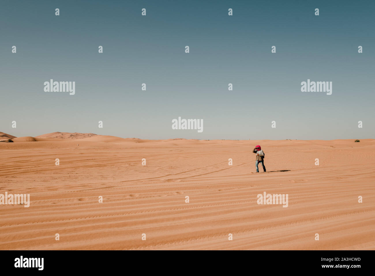 Alone in the desert hi-res stock photography and images - Alamy