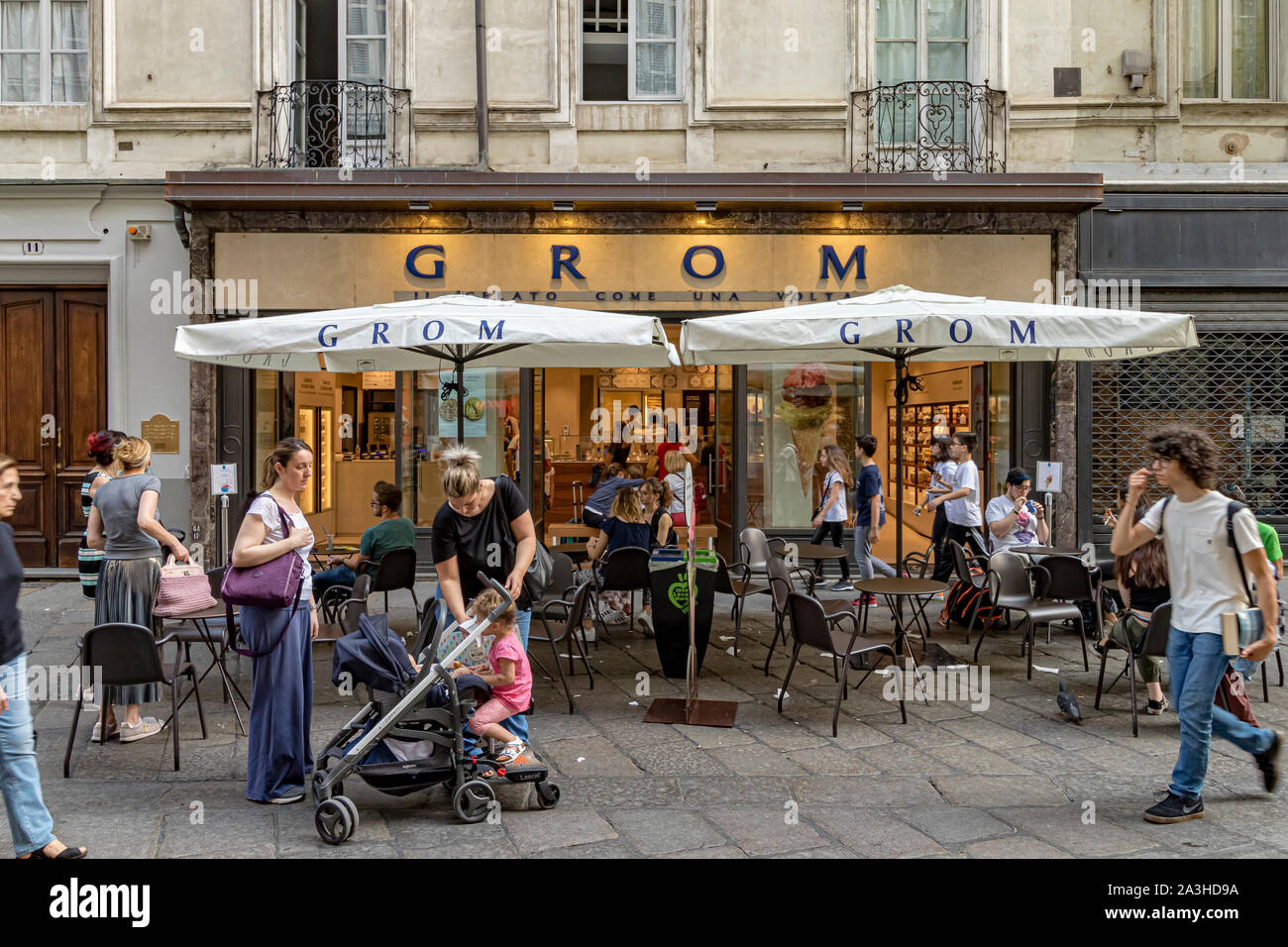People eating gelato italy hi-res stock photography and images - Alamy