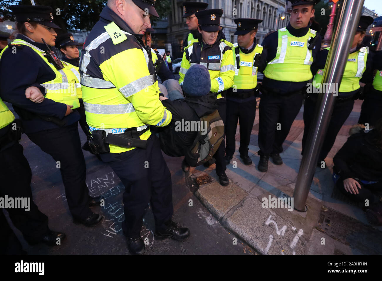 Police remove demonstrators hi-res stock photography and images - Alamy
