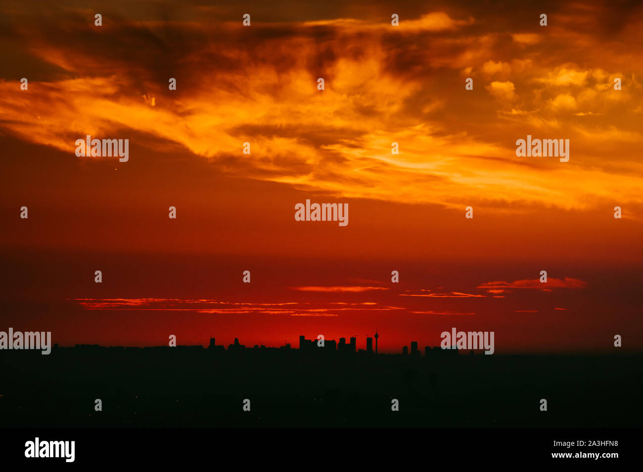 Red sun cityscape hi-res stock photography and images - Alamy