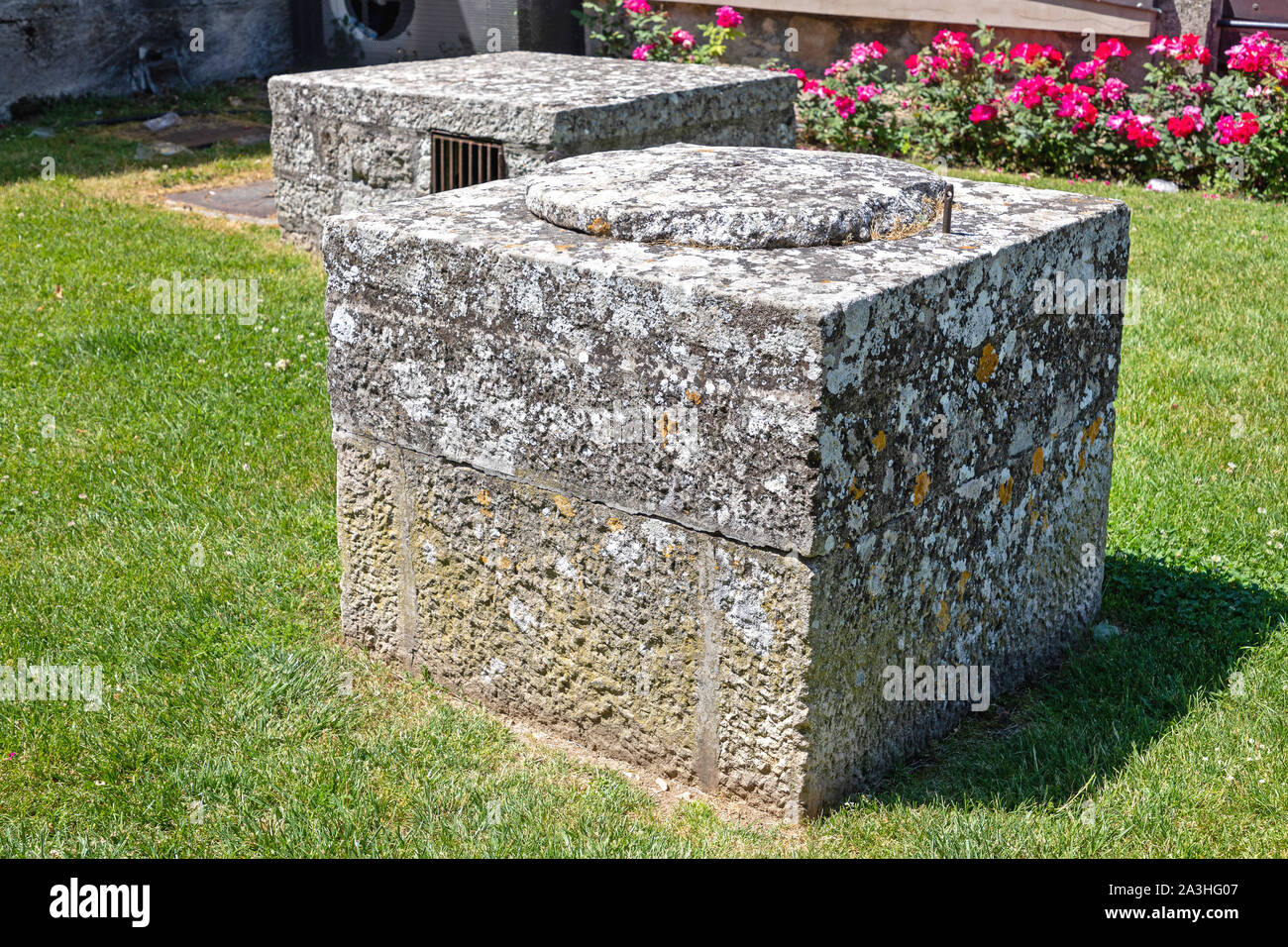 Blocks stone well hi-res stock photography and images - Alamy
