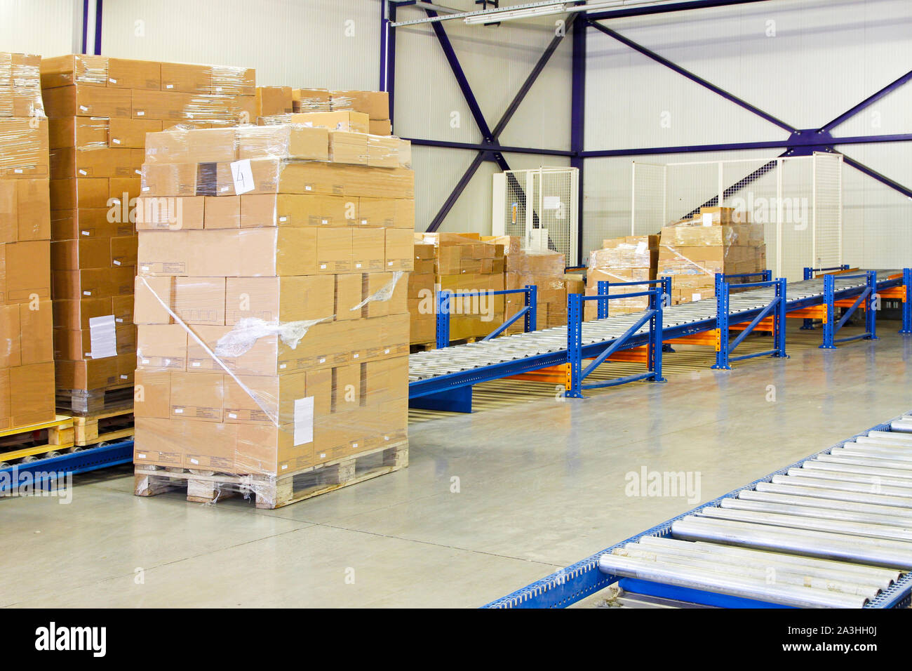 Conveyer ramp for box transport in warehouse Stock Photo - Alamy