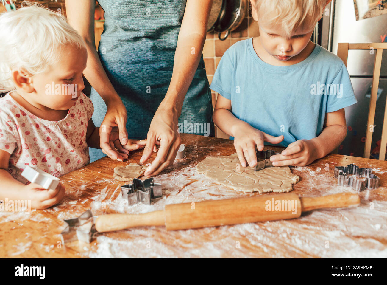 Children help mom Stock Photo - Alamy