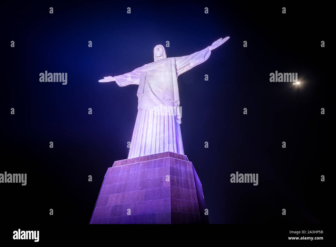Christ the redeemer statue night hi-res stock photography and images ...