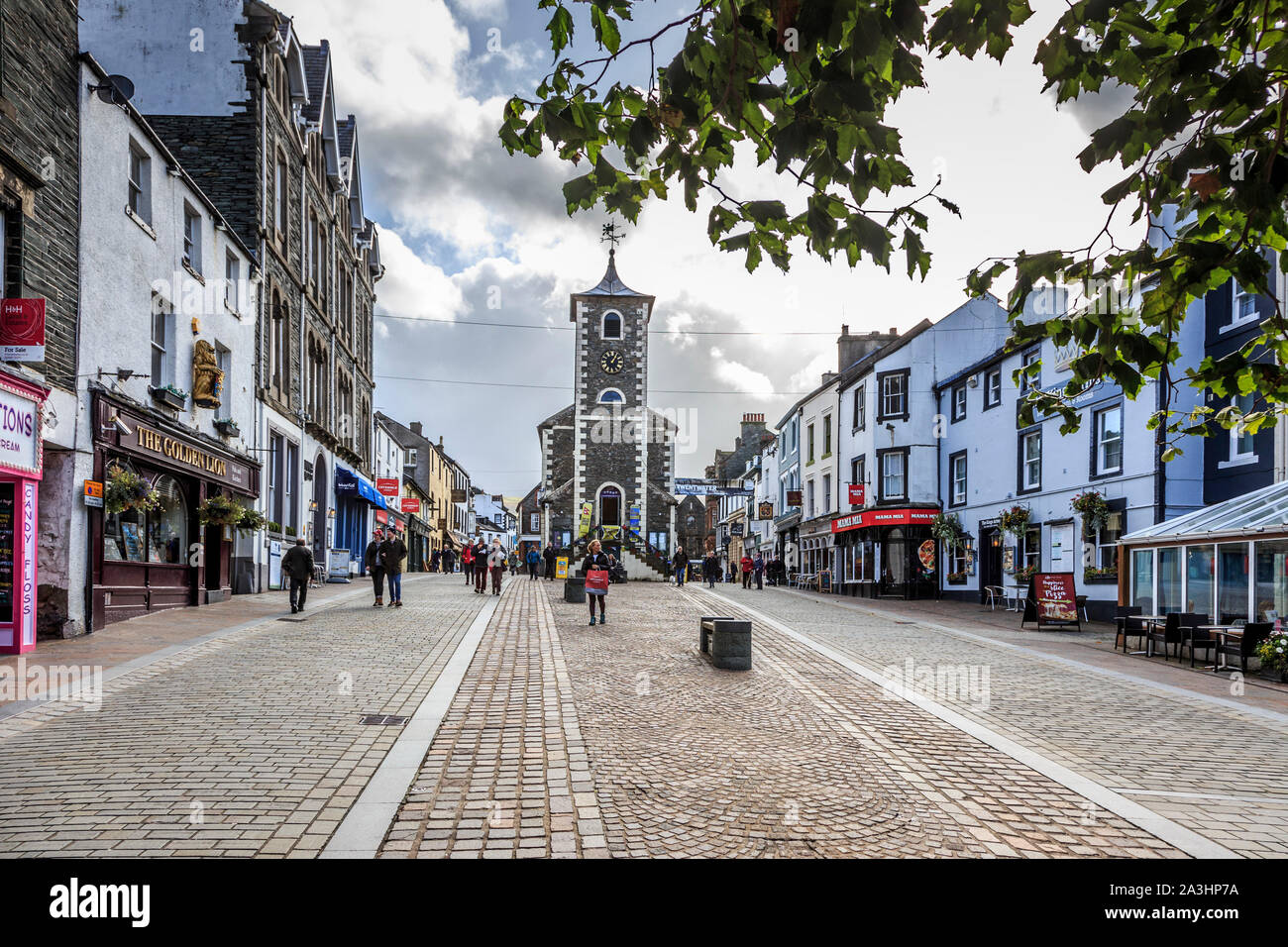 keswick town centre, lake district national park, cumbria, england, uk ...