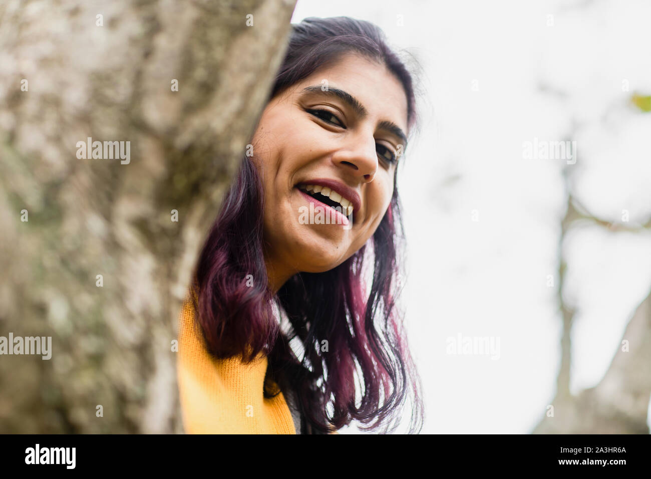 Woman looking behind her hi-res stock photography and images - Alamy