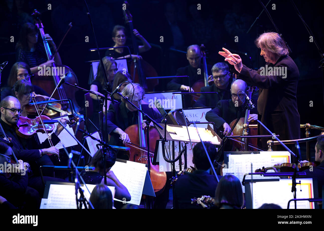 Stephen Barlow conducts the Bournemouth Symphony Orchestra and Chorus ...