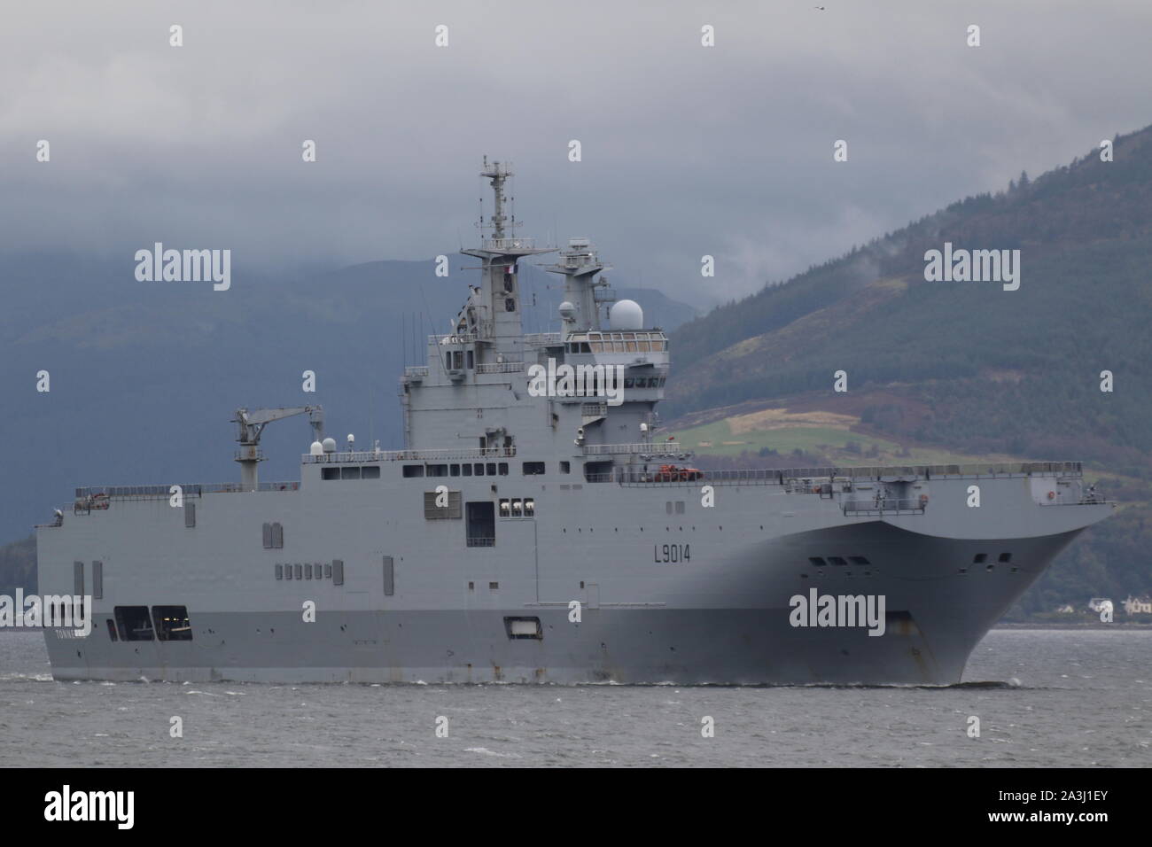 FS Tonnerre (L9014), a Mistral-class amphibious assault ship operated ...