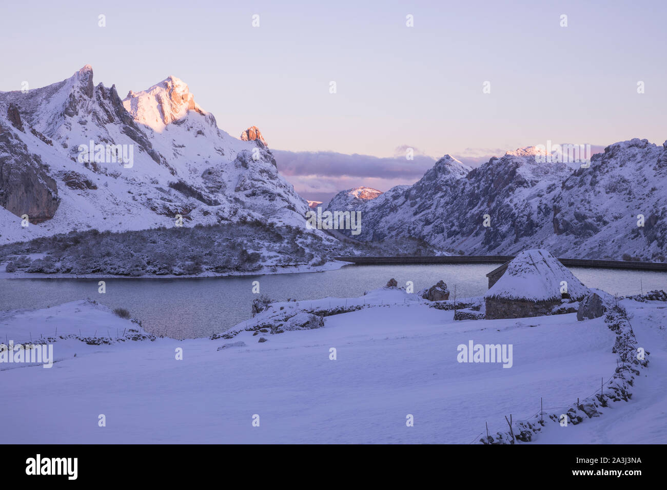 Lago del valle hi-res stock photography and images - Alamy