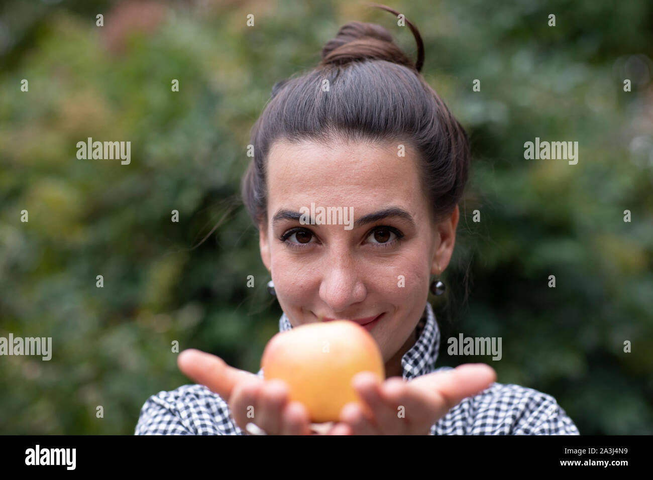 Apple face hi-res stock photography and images - Alamy