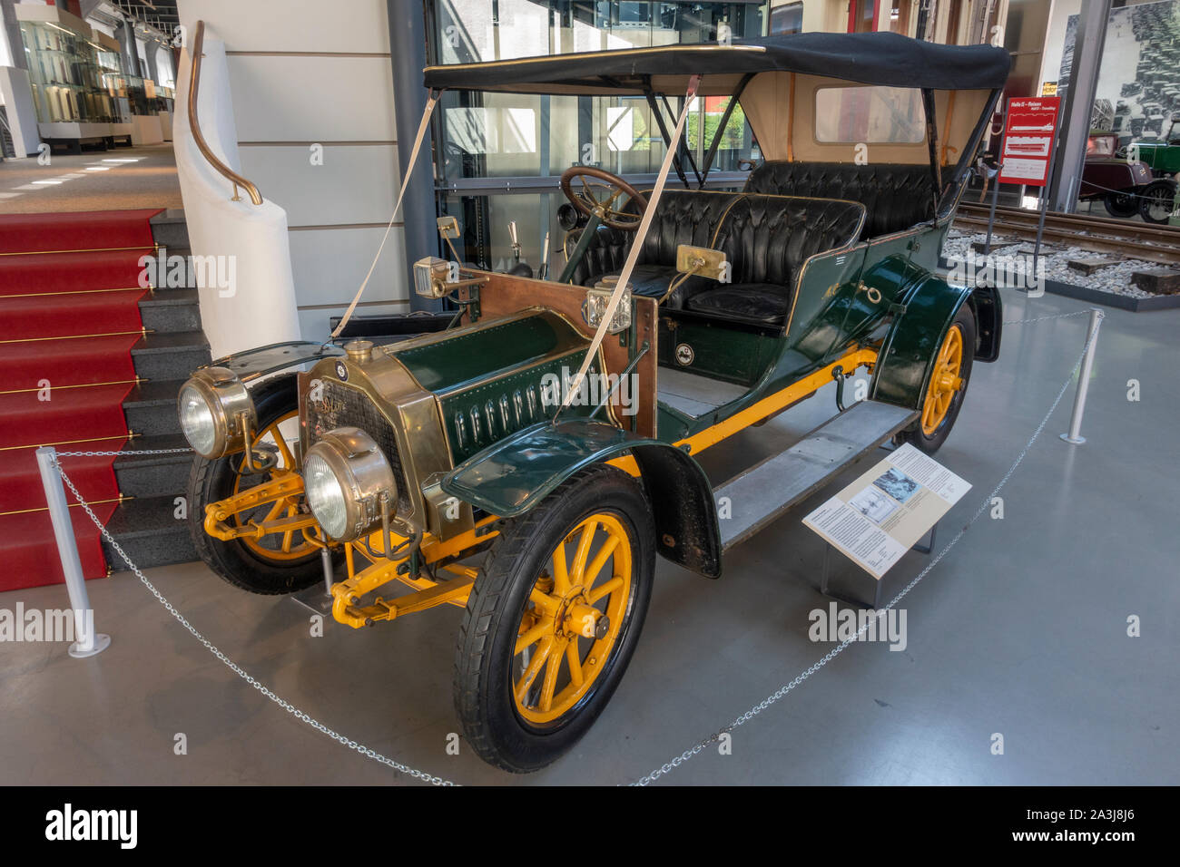 A De Dion-Bouton touring car (1909) in the Deutsches Museum ...