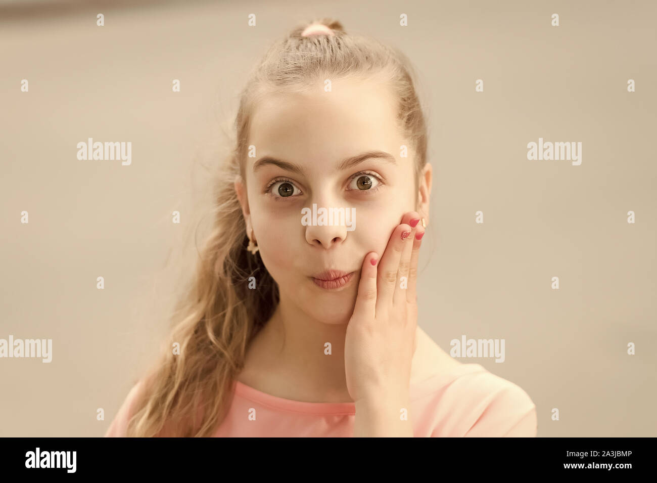 Kid shocking expression hi-res stock photography and images - Alamy