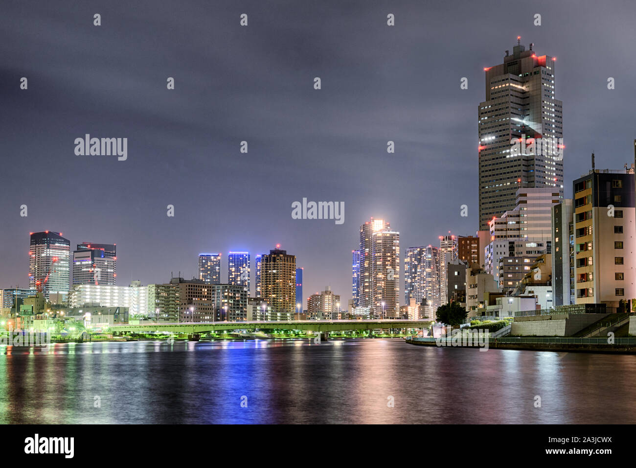 View modern skyscrapers channel in hi-res stock photography and images ...
