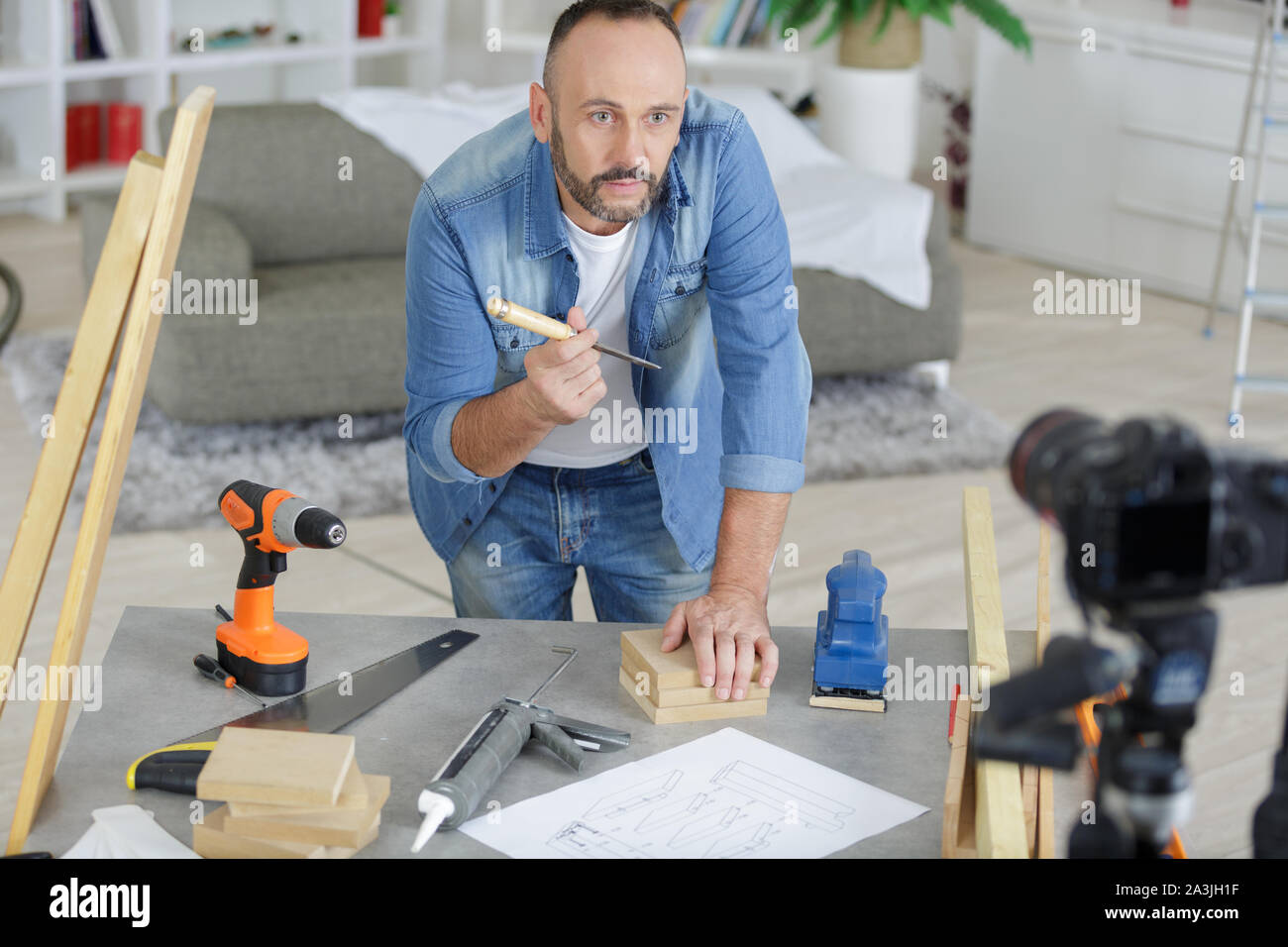 man filming a diy tutorial Stock Photo - Alamy
