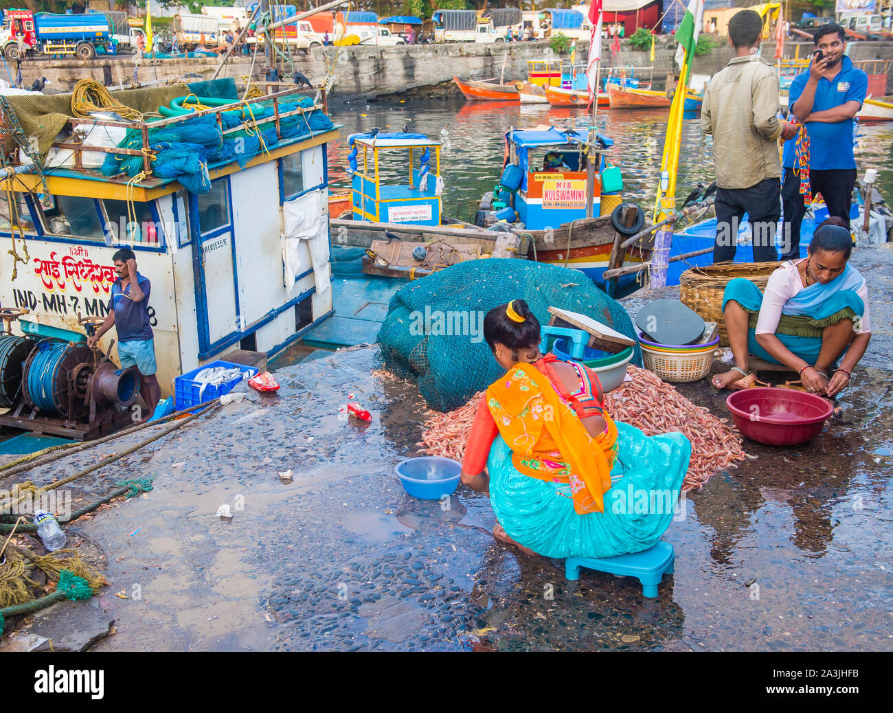 Indian people working in Sassoon Docks in Mumbai India Stock Photo - Alamy