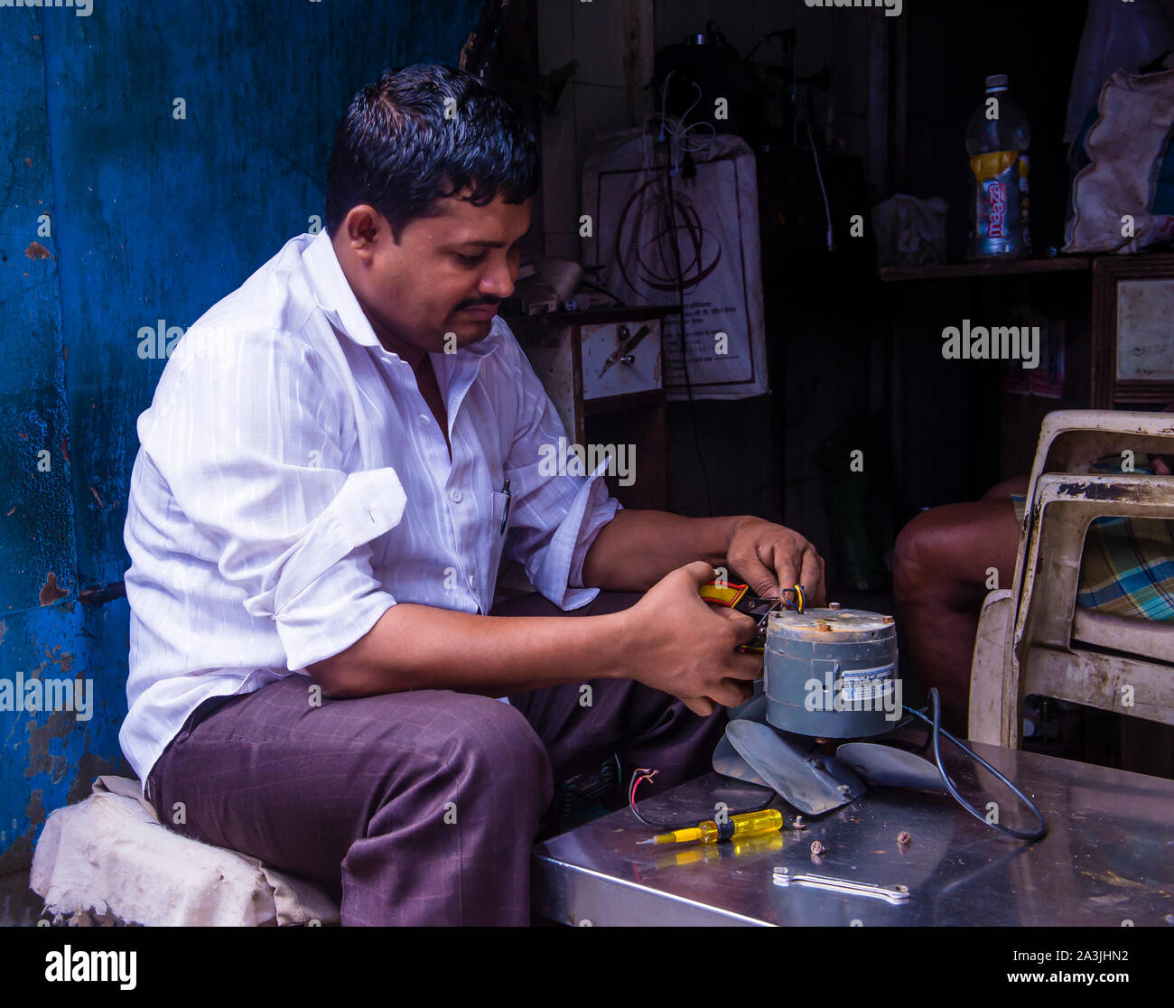 Indian slum hi-res stock photography and images - Alamy
