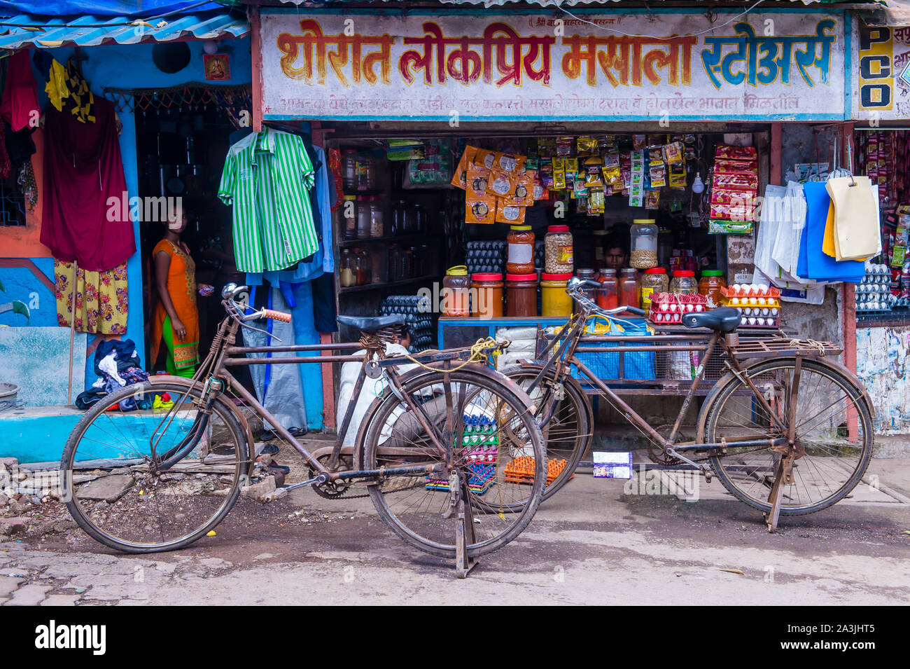 Street view of Asalfa neighbourhood in Mumbai, India Stock Photo - Alamy