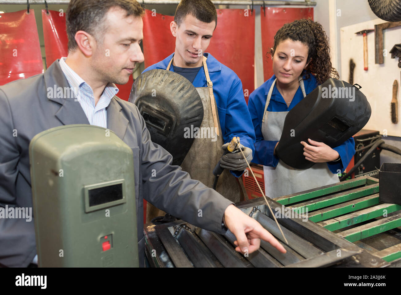 Engineering students working together hi-res stock photography and ...
