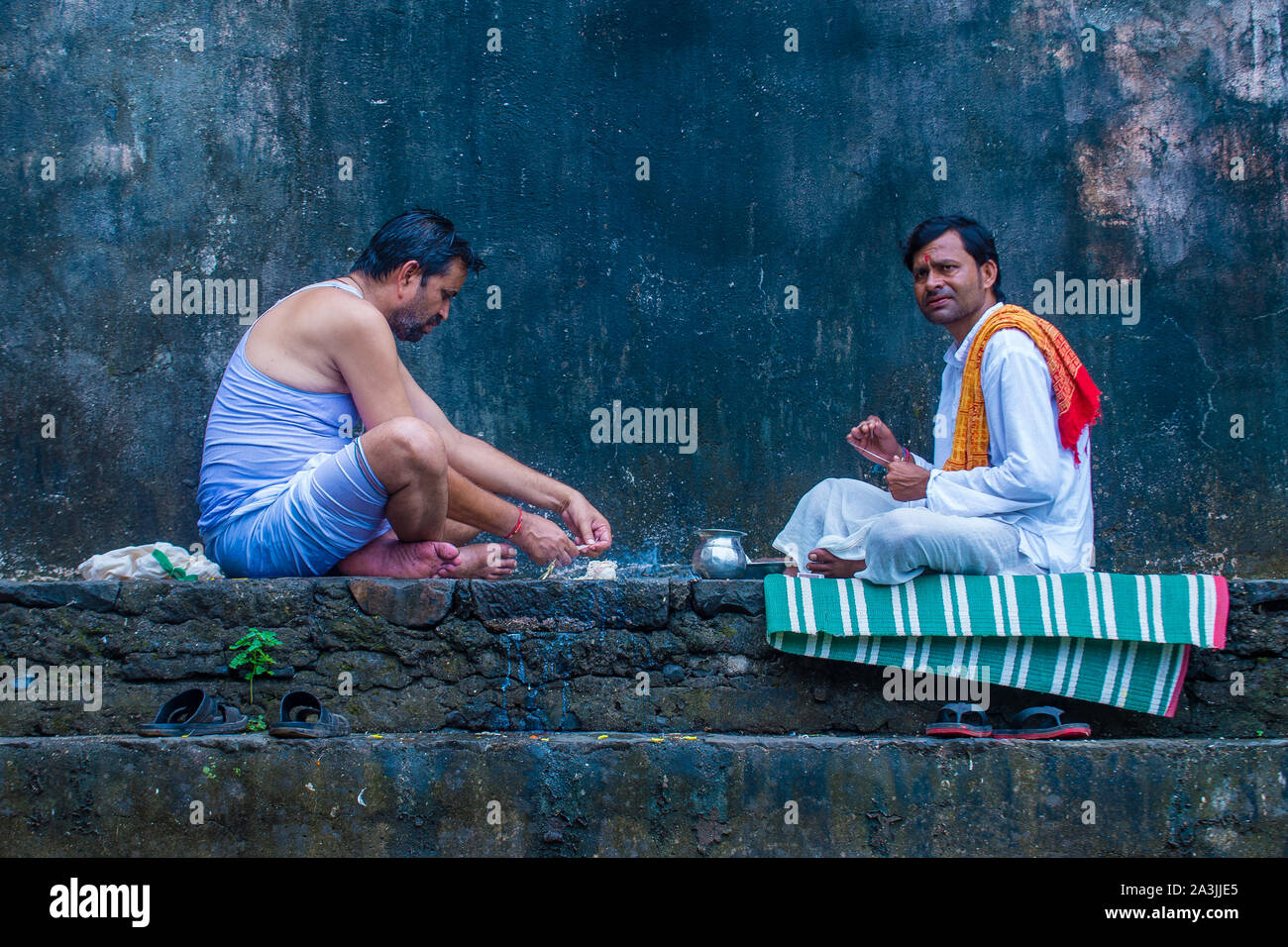 Indian men at Banganga Tank in Mumbai India Stock Photo - Alamy