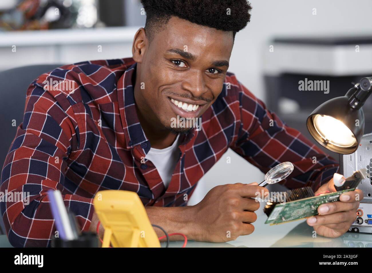 Man testing circuit board hi-res stock photography and images - Alamy