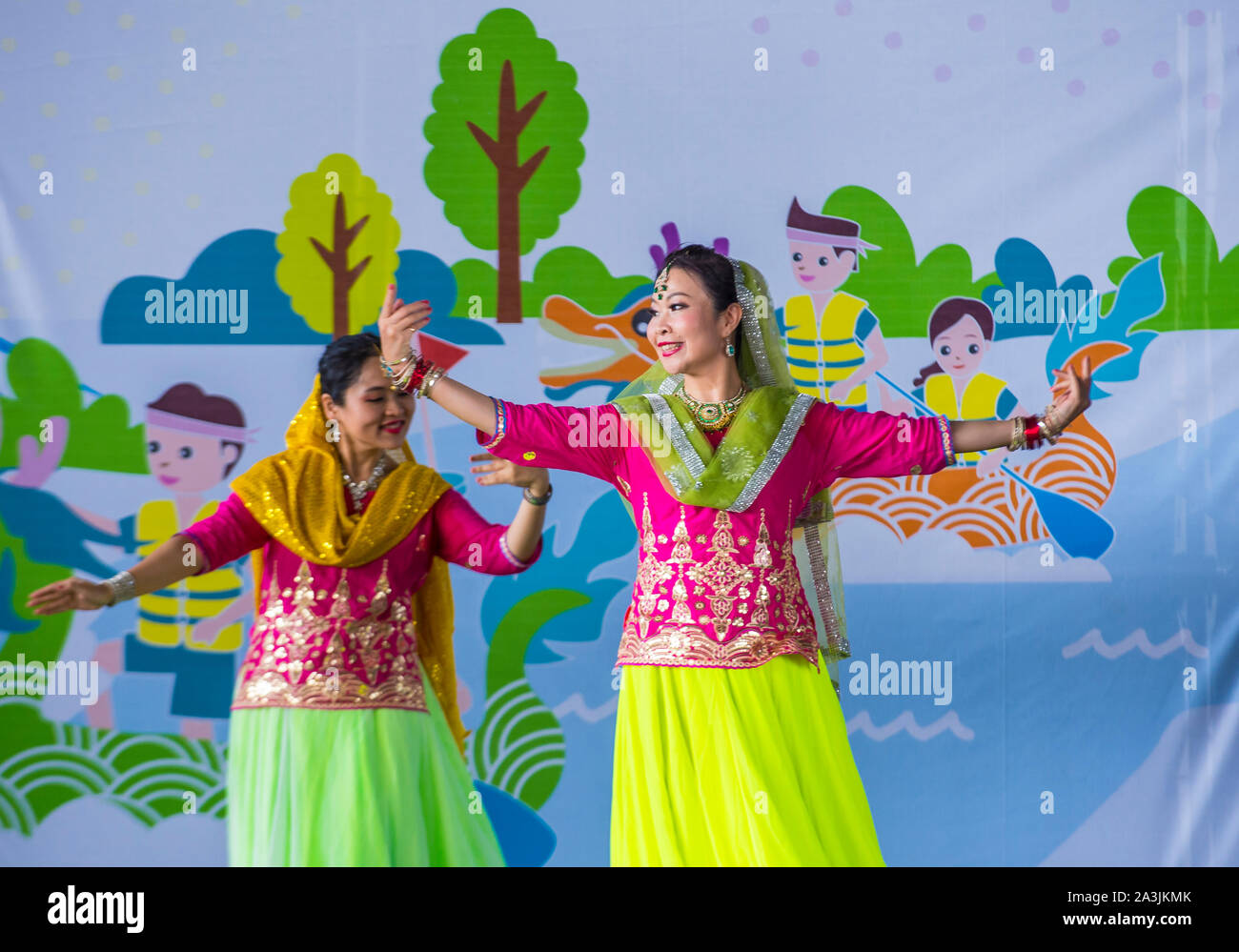 Chinese dragon dance in motion hi-res stock photography and images - Alamy