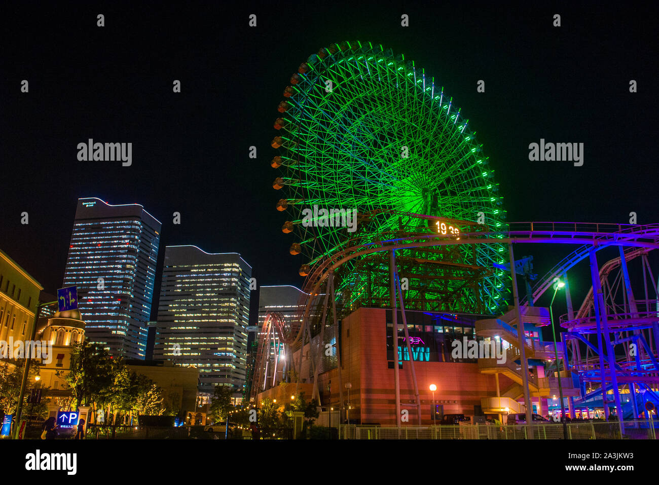 The Cosmo Clock 21 in Yokohama Japan Stock Photo - Alamy
