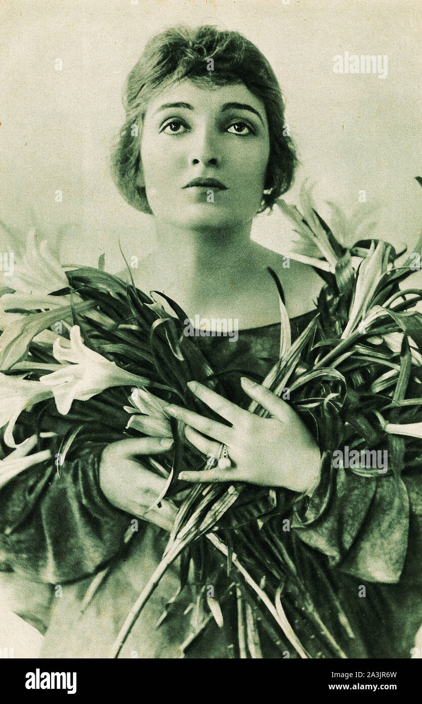 Studio portrait of Hollywood actress, Alice Joyce, famous during the ...