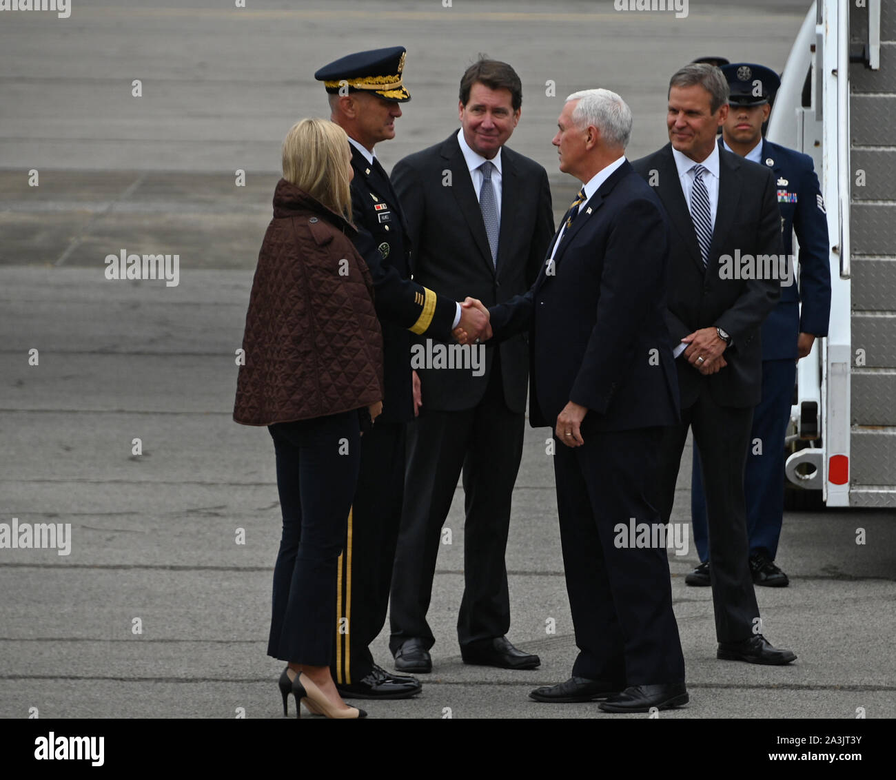 Vice President Mike Pence shakes the hand of U.S. Army Maj. Gen. Jeff ...