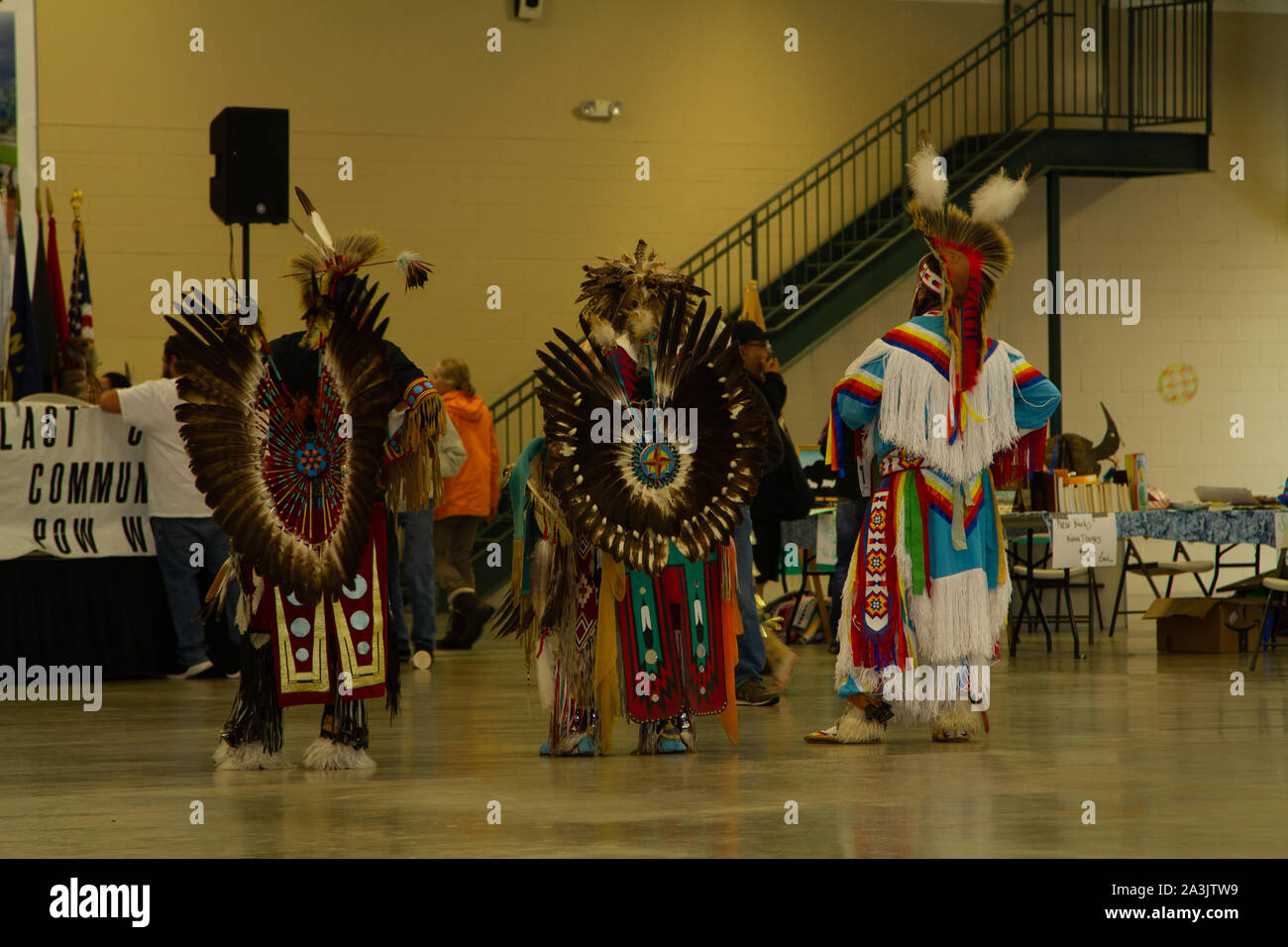 Native americans in full regalia hi-res stock photography and images ...
