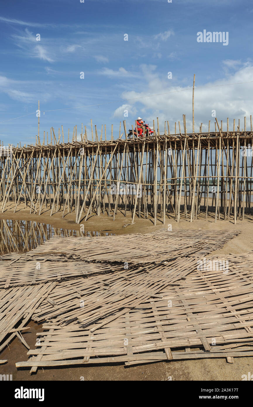 Kampong Cham Mekong Bridge High Resolution Stock Photography and Images ...