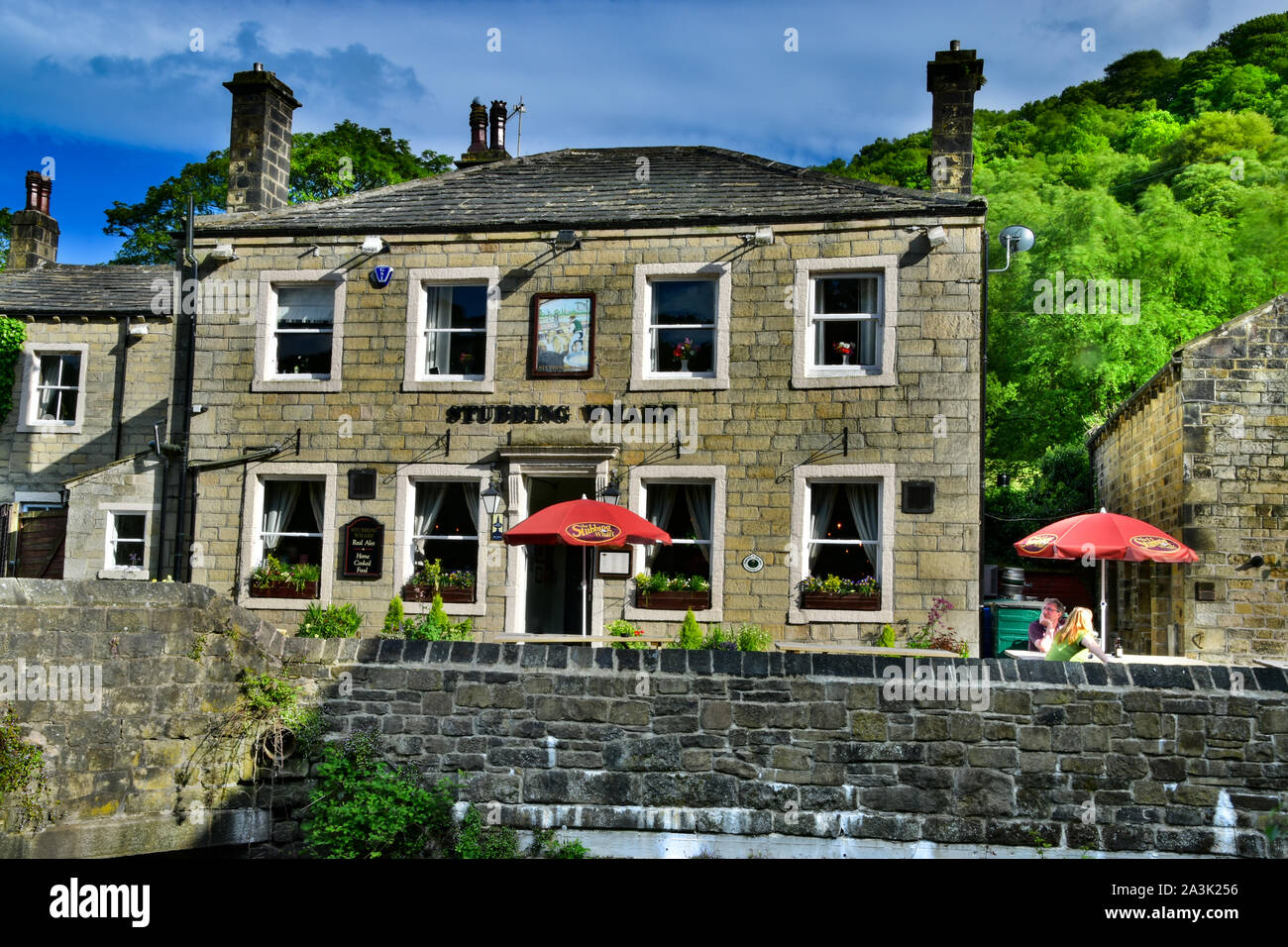 Bridge pub waterside hi-res stock photography and images - Alamy
