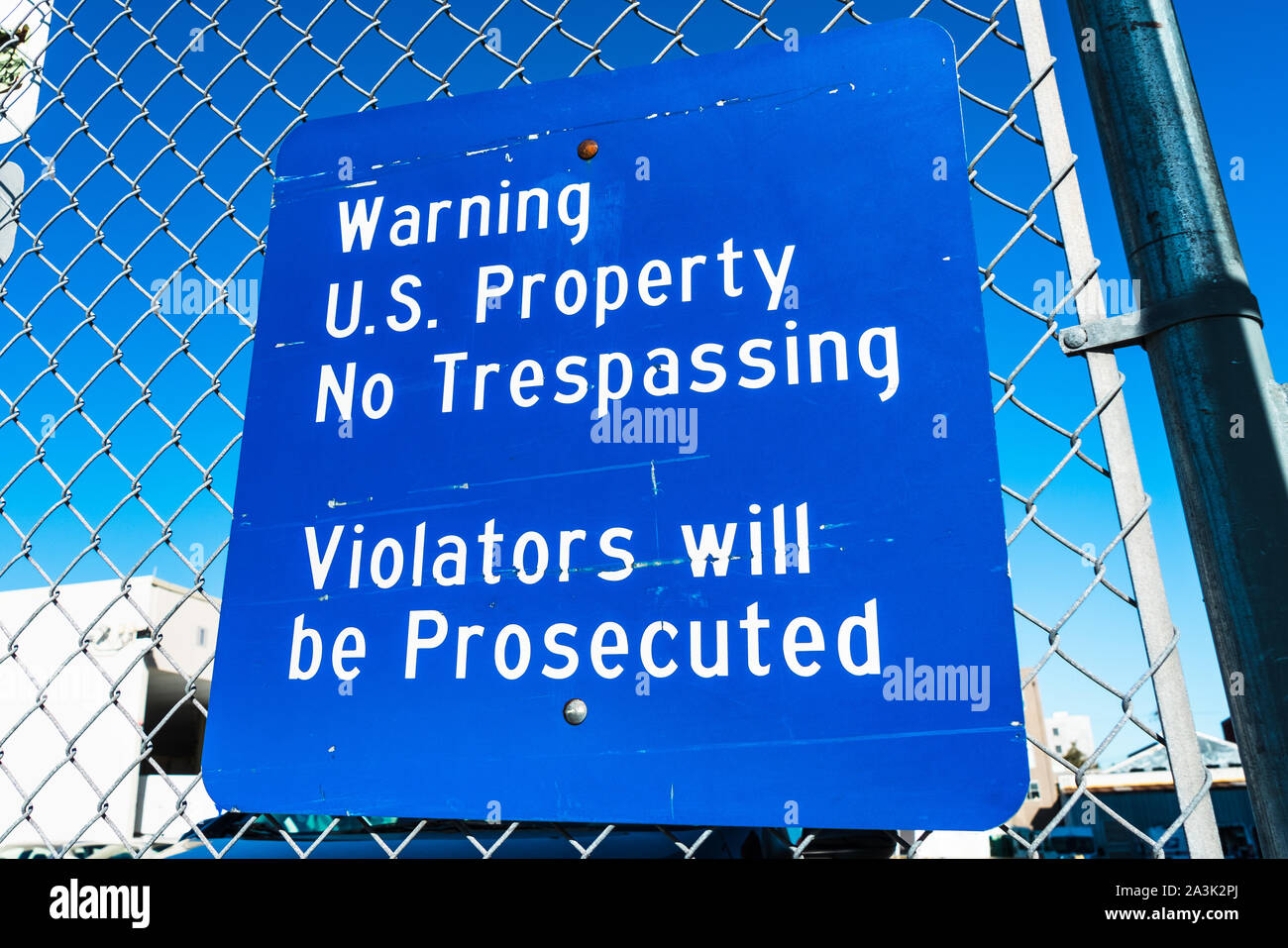 U s property no trespassing sign hi-res stock photography and images ...
