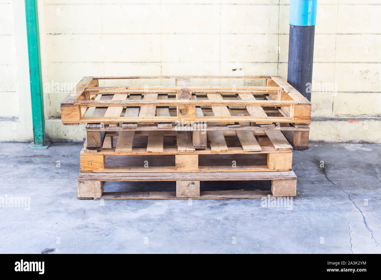 The wooden pallets, pallets ready for use Stock Photo - Alamy