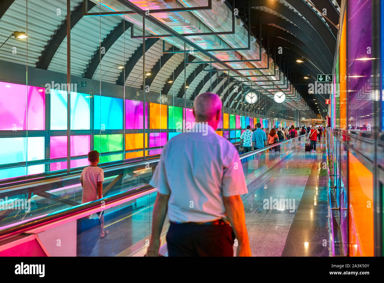 Airport moving walkway hi-res stock photography and images - Alamy
