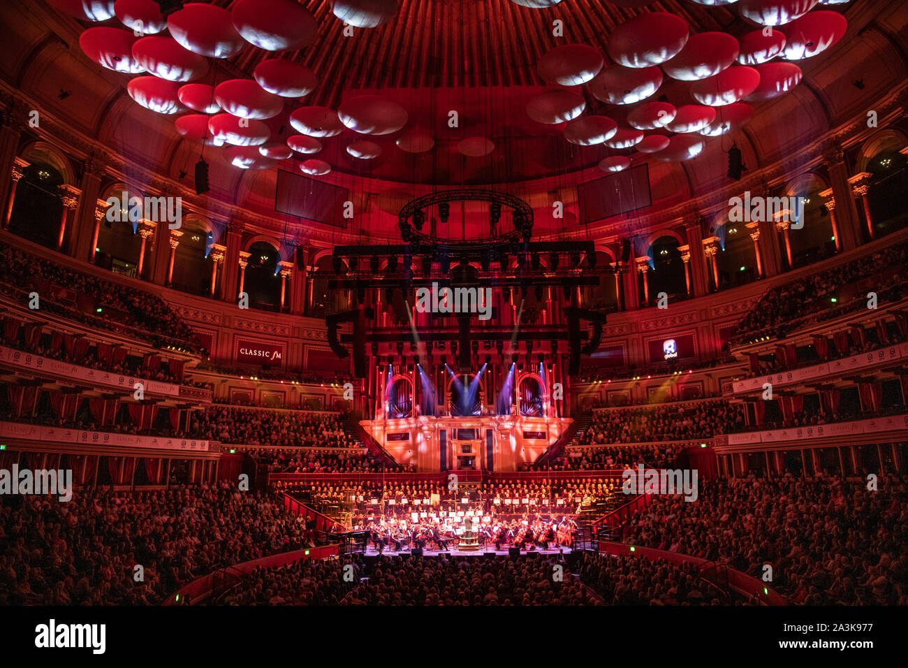 Stephen Barlow conducting the Bournemouth Sympathy Orchestra and Chorus ...