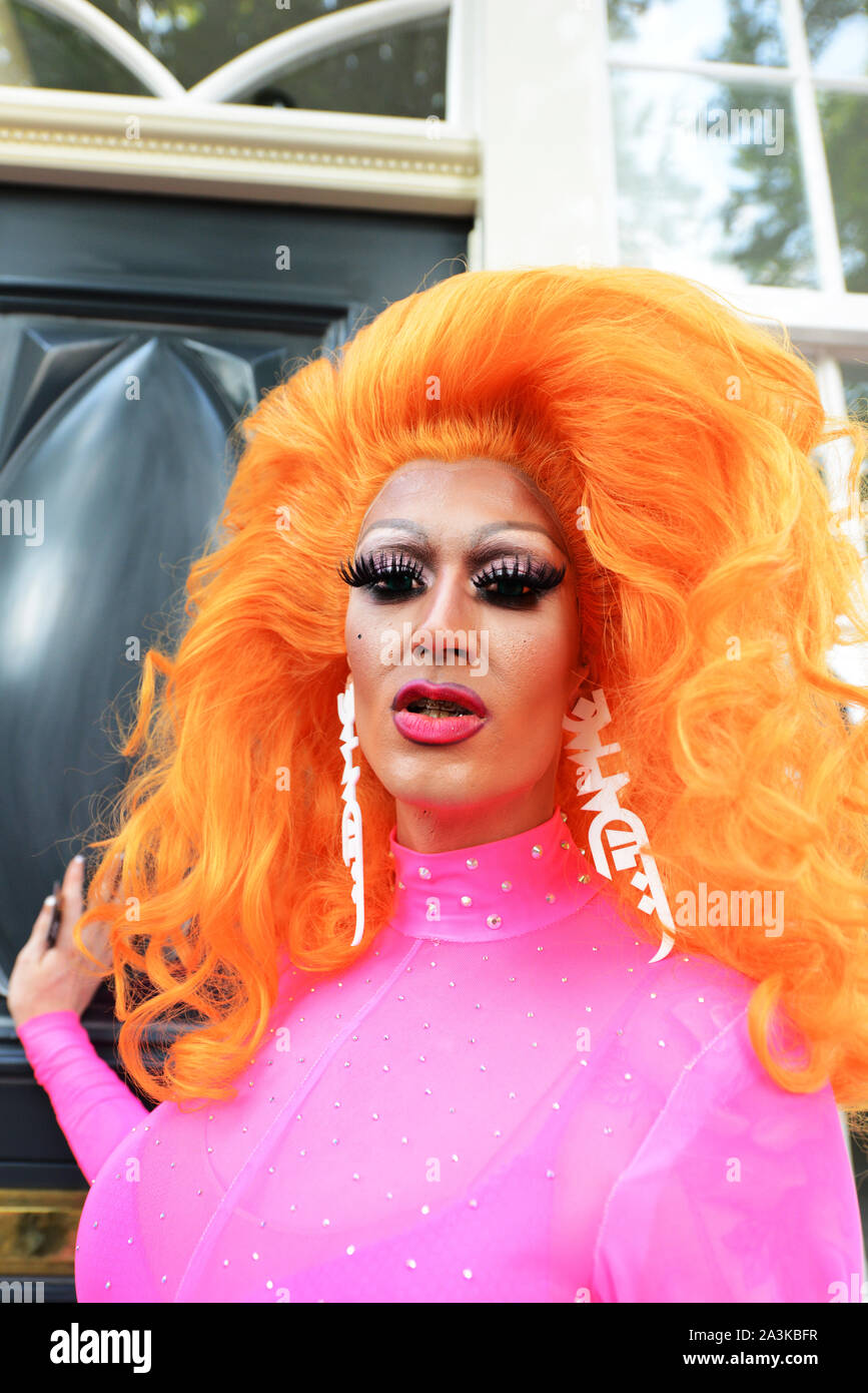 Smiling drag queen hi-res stock photography and images - Alamy