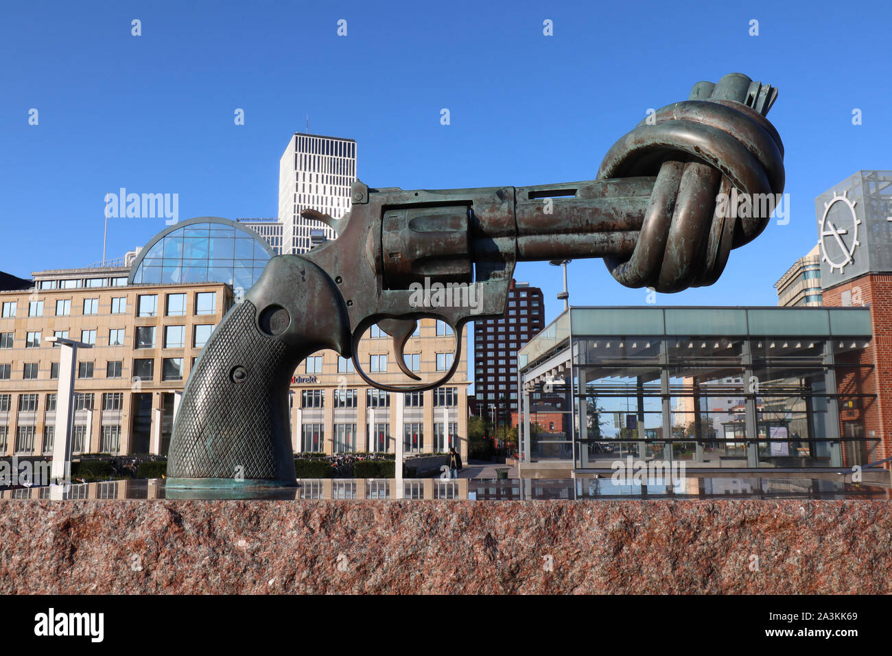 The knotted gun malmo hi-res stock photography and images - Alamy