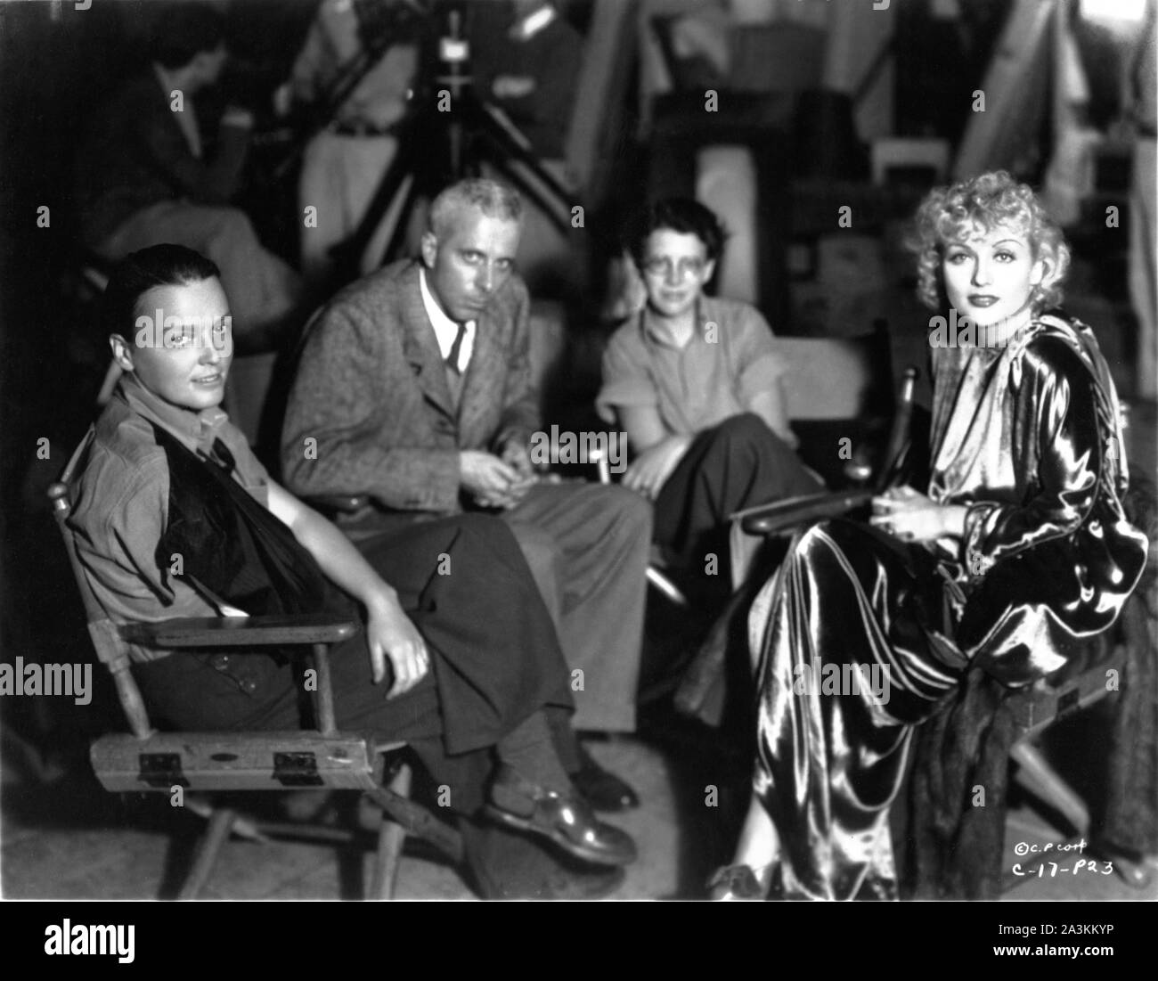 Director HOWARD HAWKS and CAROLE LOMBARD on set candid during filming ...